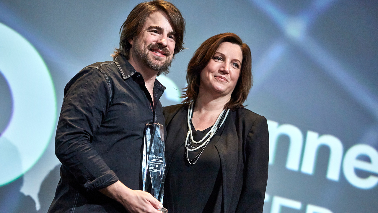 Verizon presents first annual 'Community Maker Award' to recording ...